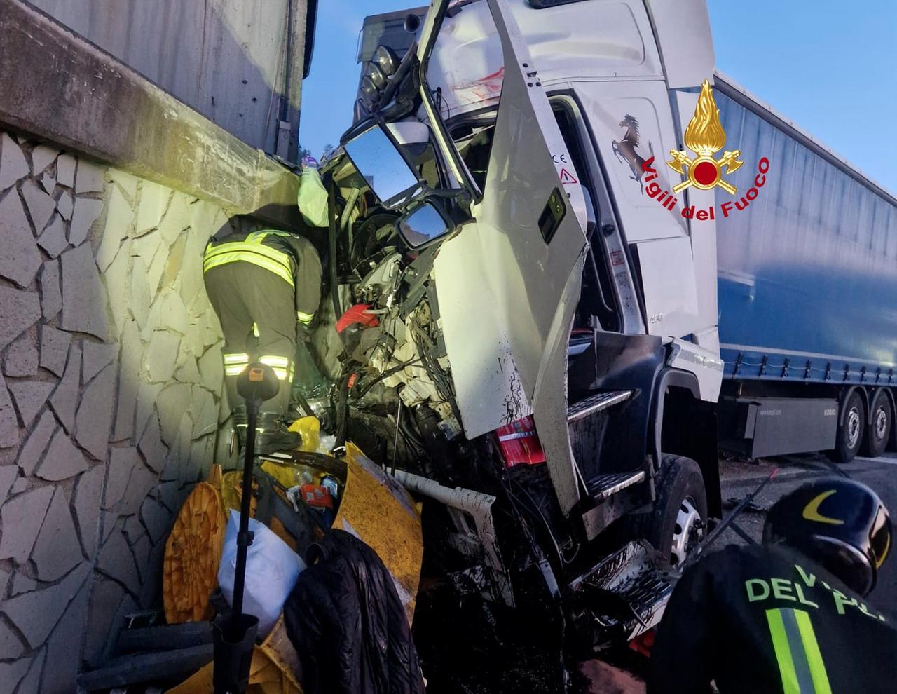 Incidente sulla A1: tir si schianta contro il muro della galleria, autista salvo per miracolo ...